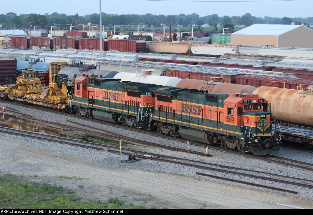 Peoria Local Rolling Into The Yard